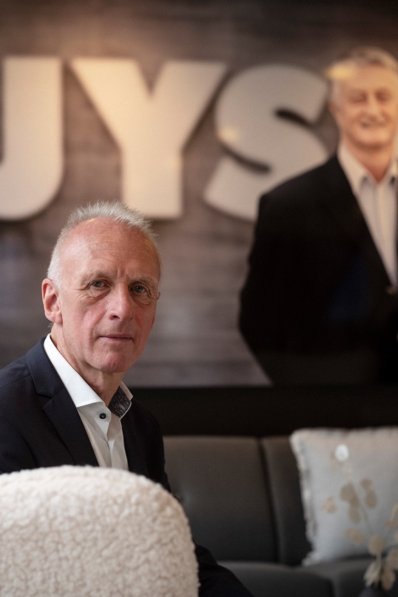 Topchefen i Jysk samler papir op af skraldespanden for at skrive på ...